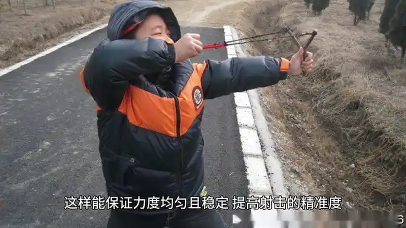 无架弹弓正确拿法与使用要点全解析