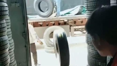 劳动人民的智慧是无穷的,福建大哥用这样的办法装轮胎,竟会这么简单!