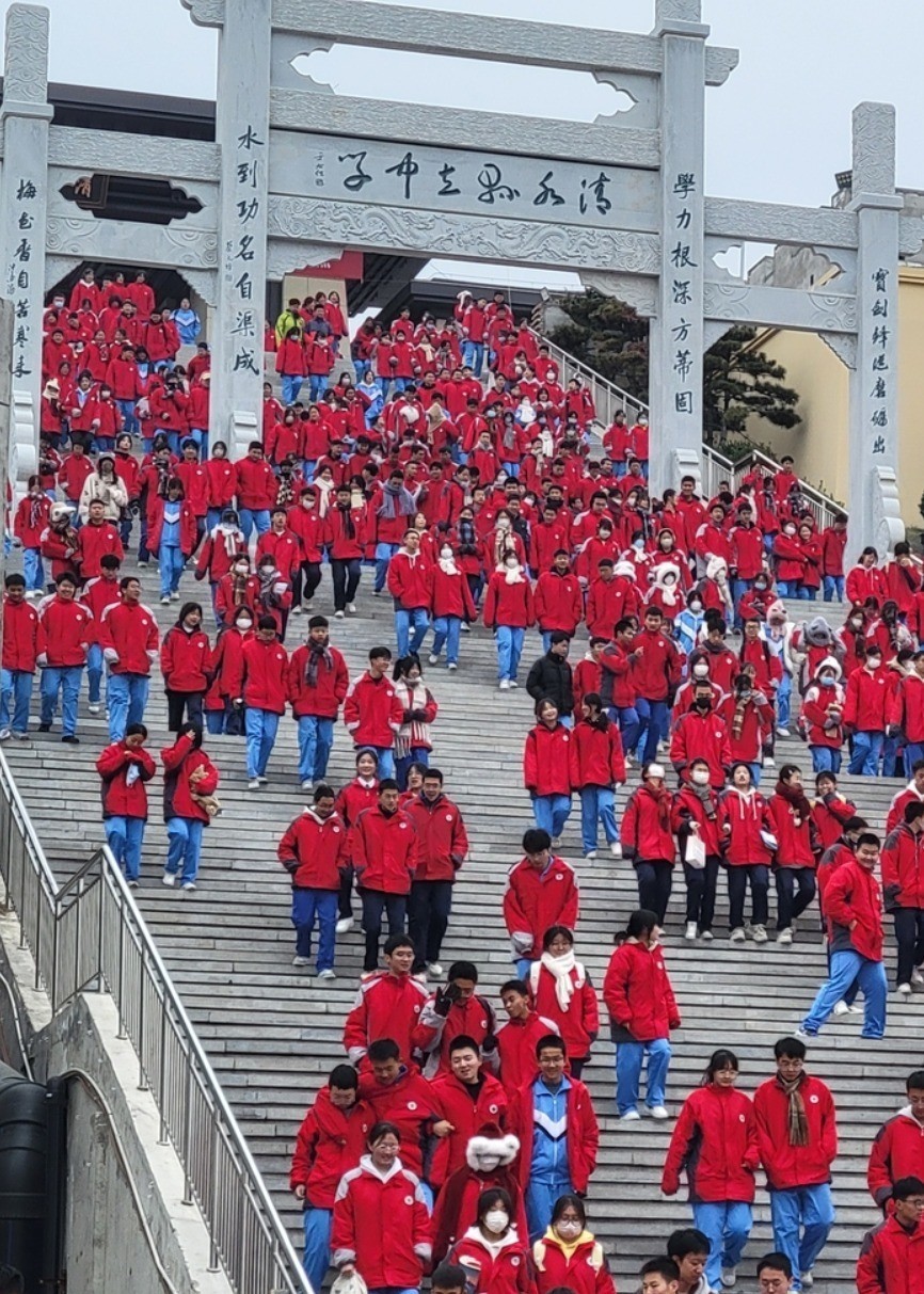 中学生吐槽自己学校校门 "上学整的和上朝一样",网友:下雪天不得一脚...