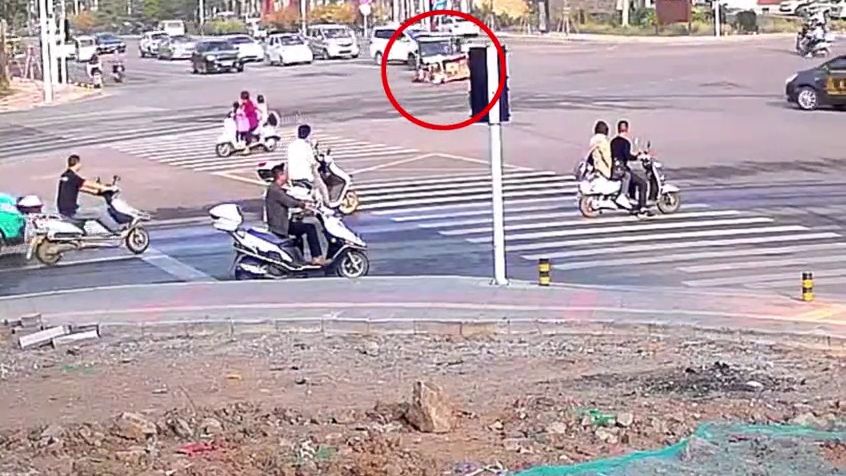 汝州三轮电动车闯红灯酿事故,翻车也是你负全责!