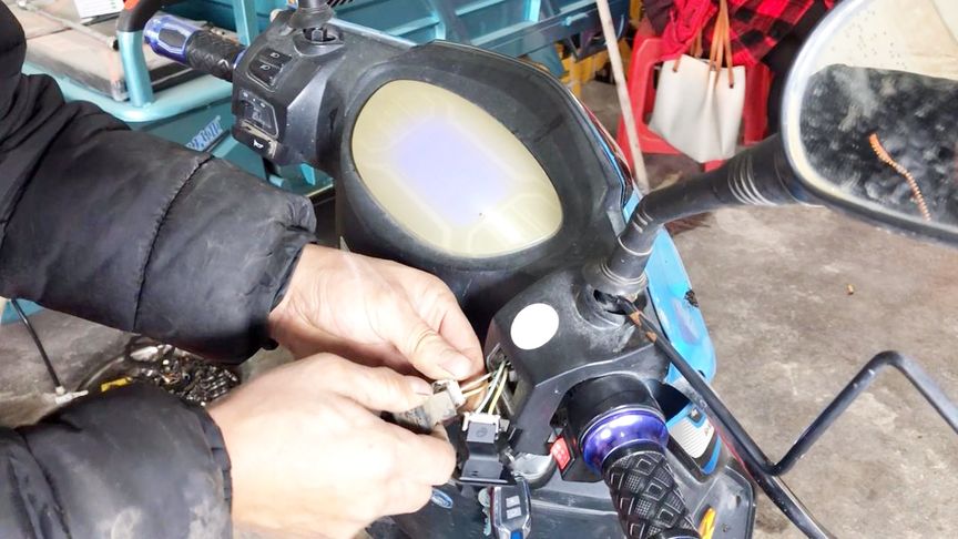 电动车大灯不亮什么问题,修车师傅教你轻松搞定不求人,简单易学