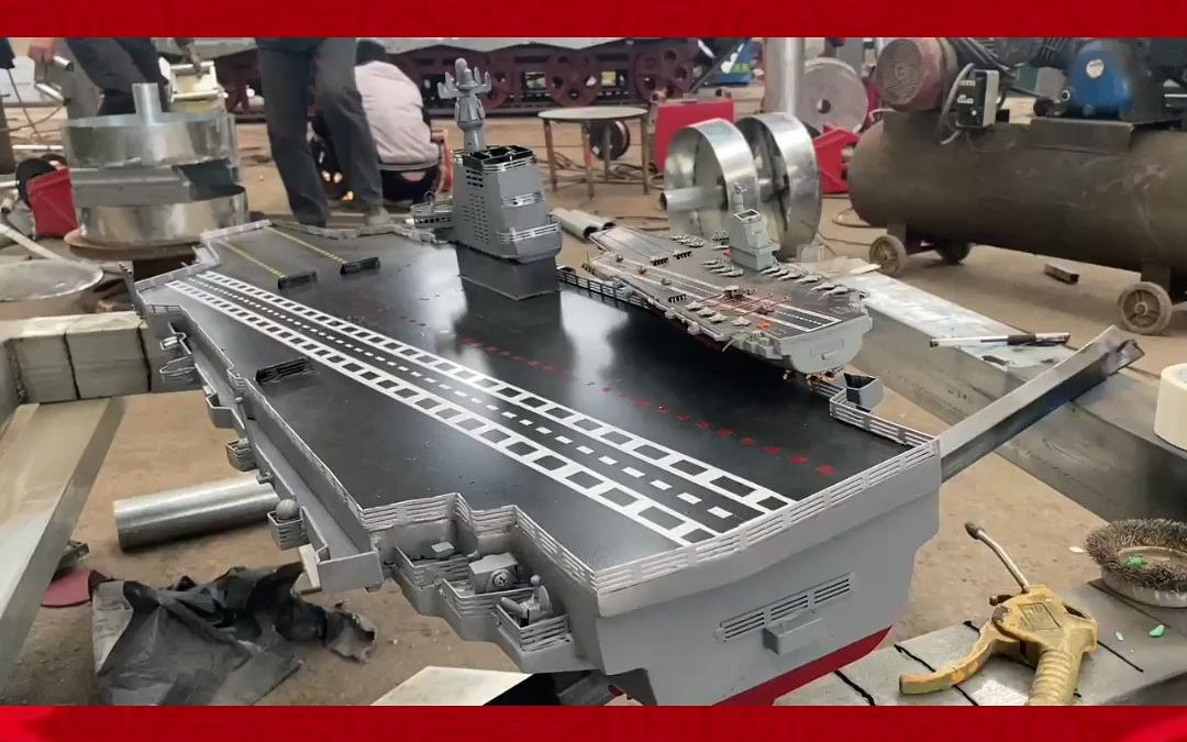 山东小伙用钢铁打造的“福建号”航母模型高度还原,连小小的细节都...