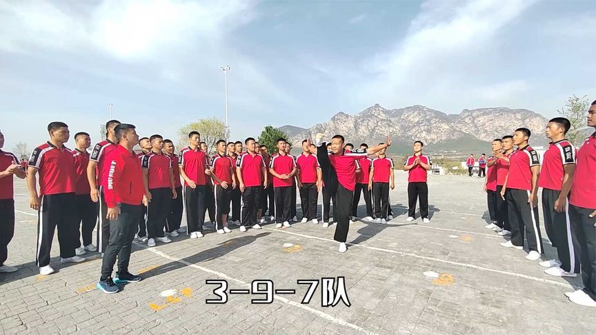 我在塔沟武校学武术:酷酷的功夫小子,朝气十足!