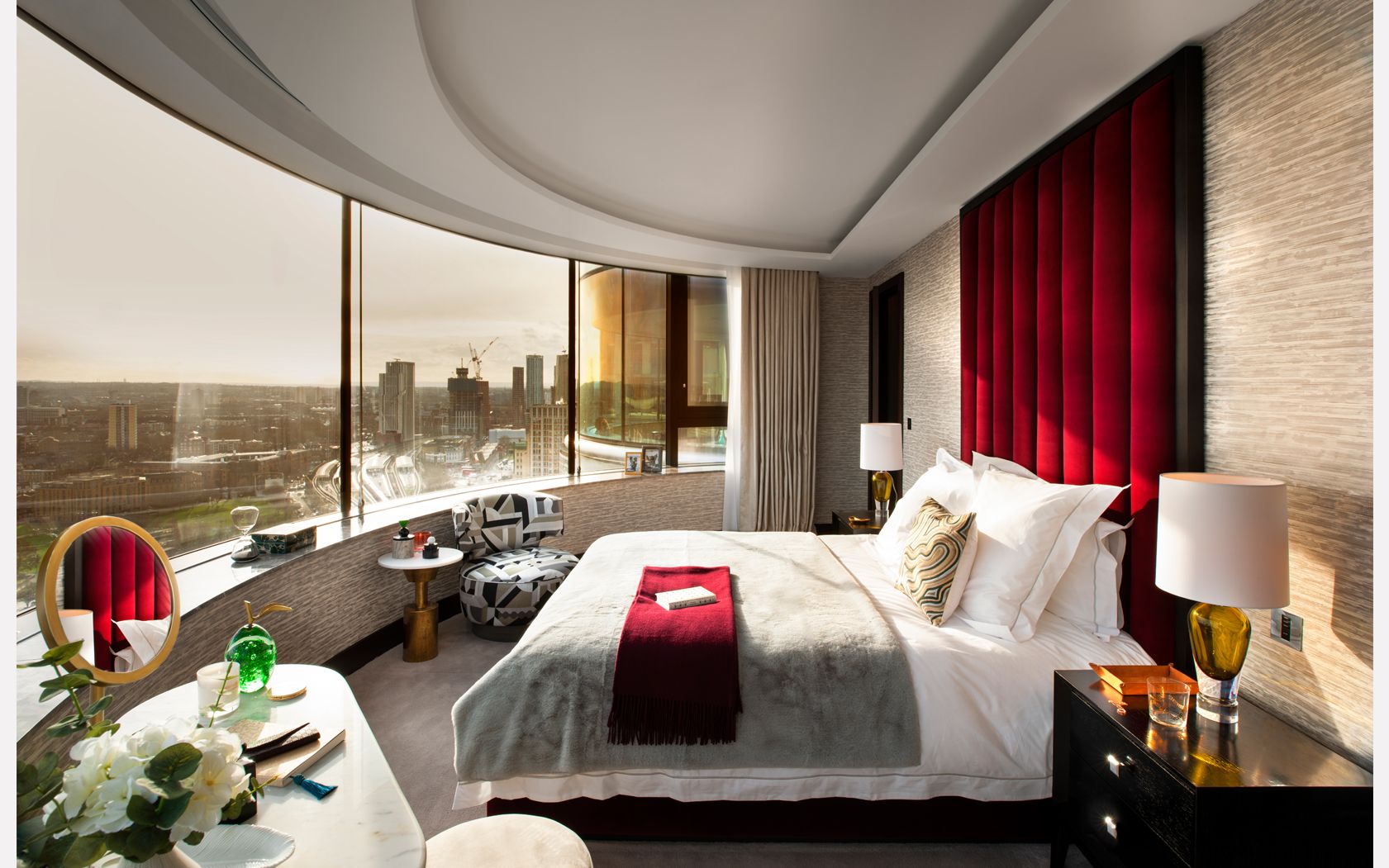 英国奢华复式顶层公寓-2200万英镑,躺在舒服的大床就可以180度饱览...