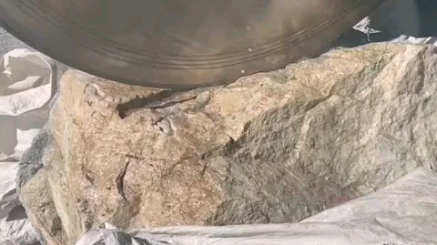 上吨重的翡翠开切了,看看什么情况