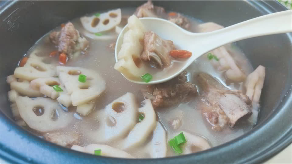 莲藕排骨汤,记住不要直接炖,教你正确做法