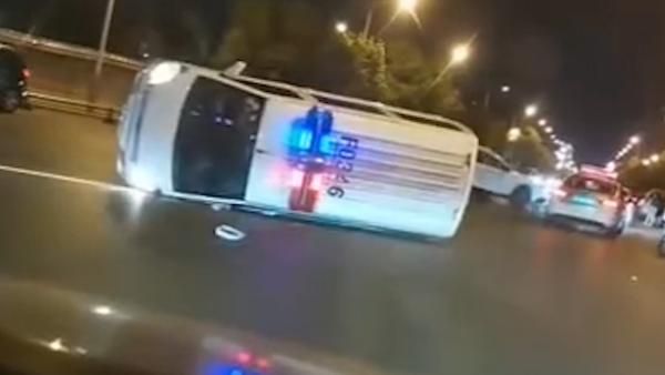 警车被撞翻,交警:轿车急转弯,非酒驾