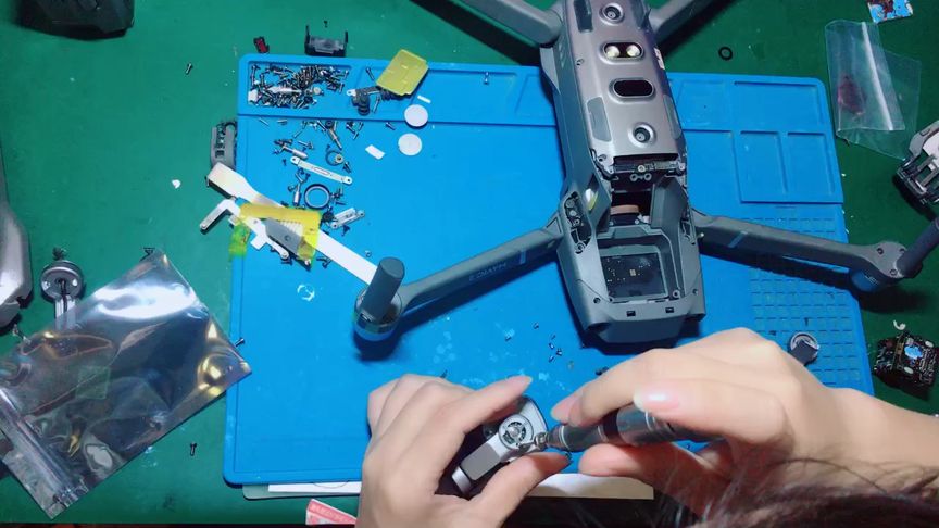 大疆御2云台装配中,其实相机单反还不是一样的整,有啥高难度说