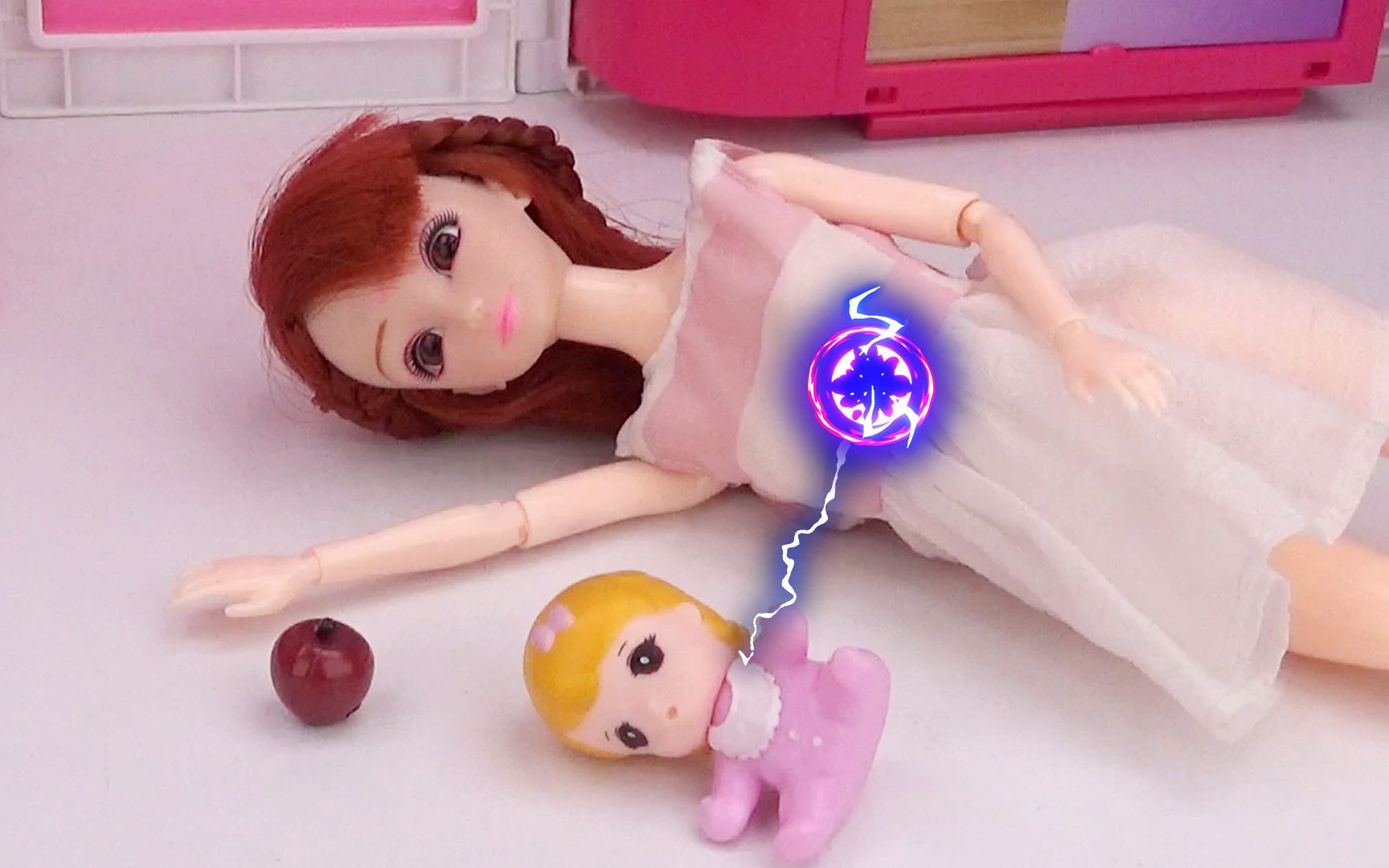 芭比故事 妈妈吃了毒苹果,被黑魔法变成小宝宝