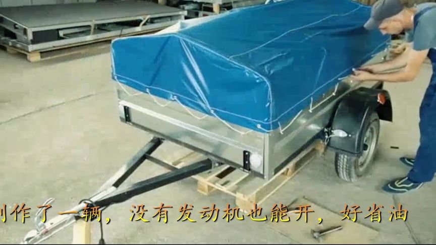 农民买不起新车,就用废旧钢管制作,没有发动机也能开,好省油