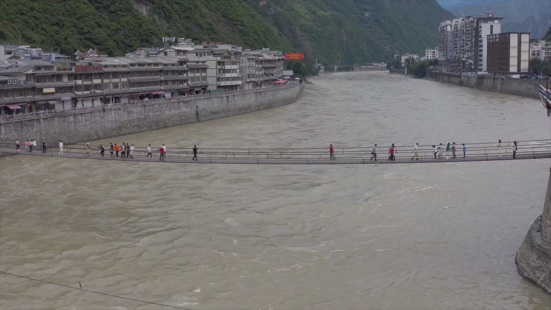 小学课文中的泸定桥,今天航拍终于见到了,大渡河的水流也太急了