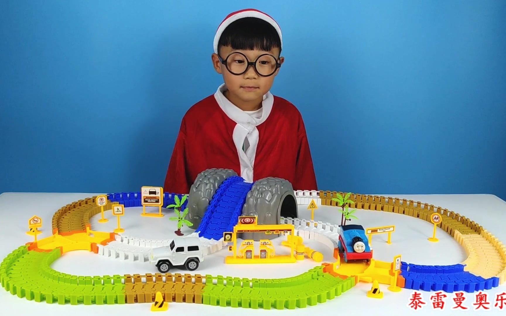 小泽开箱电动轨道车玩具,小火车和小汽车在铺好的轨道上来回穿梭,...