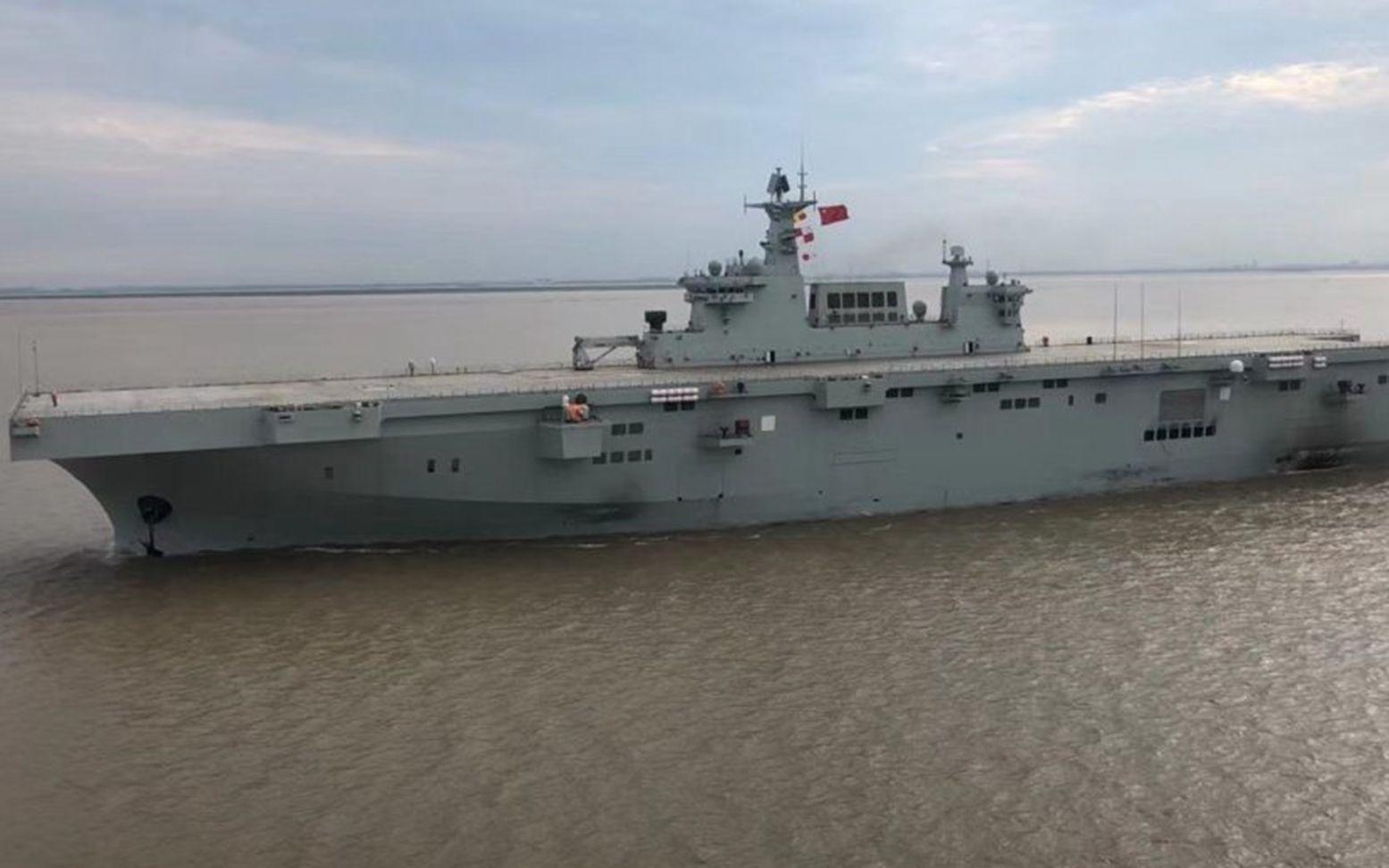 首艘075型两栖攻击舰海上试航!巴西人热议:中国可能制造6艘以上