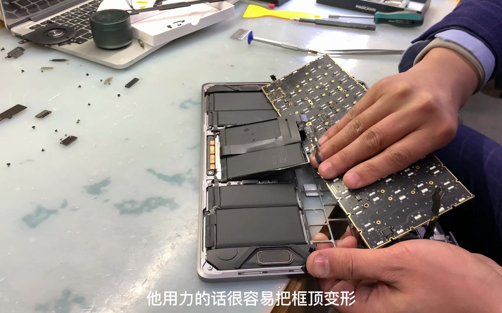 苹果笔记本换个键盘得拆138个螺丝,那么可以自己更换吗?