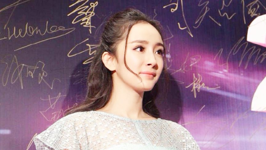杨幂现身机场穿着单薄不惧寒冷,大半夜还拿着念佛器诵经