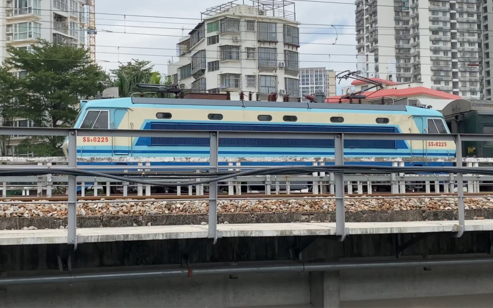 广深铁路K145两列车交汇