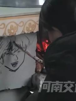 00后女孩一边生火 一边用烧火棍在灶台练习画画