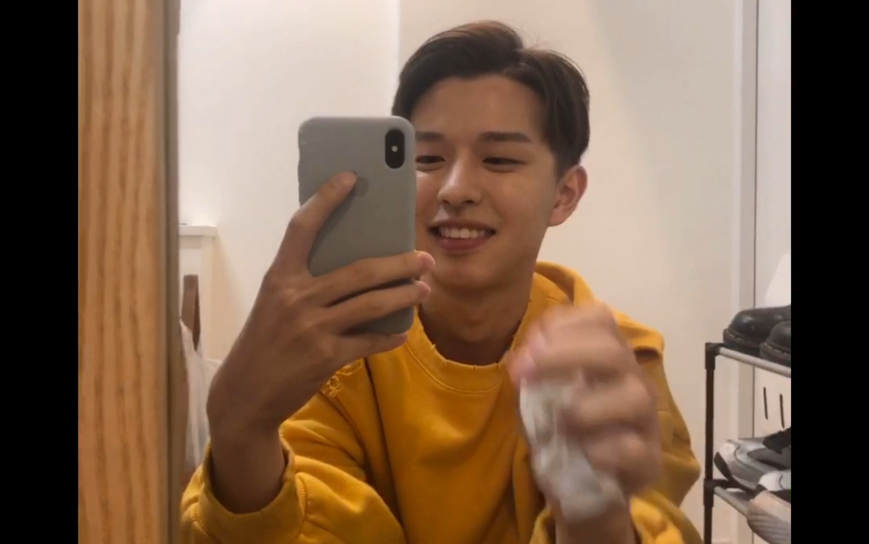 擦镜子的时候,突然就玩儿了起来! (ps:最近要up新东西喽!再忍一下哦)