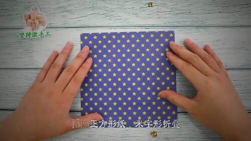 漂亮的双色小雨伞,折起来比收缩伞简单多了,女孩子最喜欢了