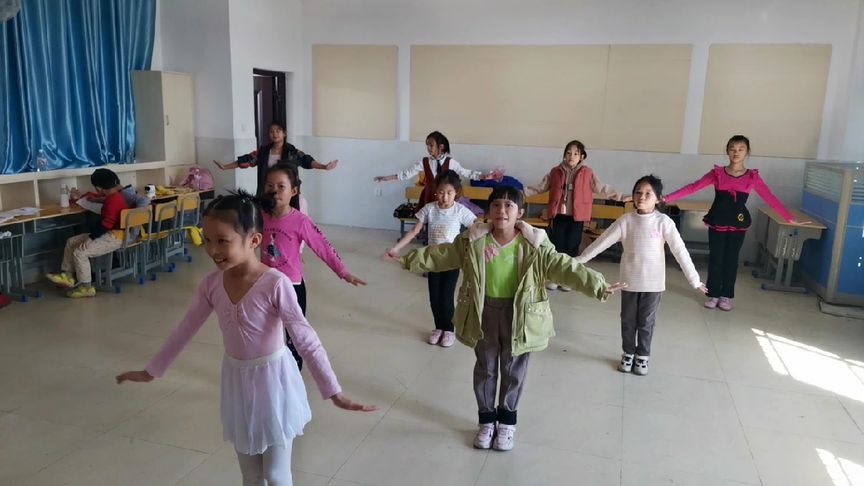 小学生版的舞蹈《东西》,跳起来有点可爱