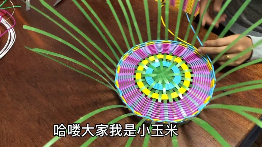 打包带仿藤条编织篮子编得手又痛又累,篮子终于编好了