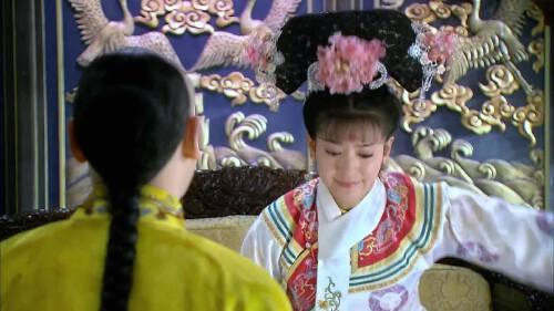 容嬷嬷狠打紫薇,众人心疼不已,紫薇心怀感激