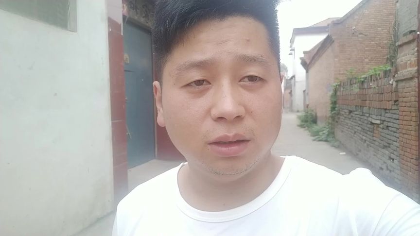 看小伙不用电不用抽水机只需一根水管如何把水抽走的