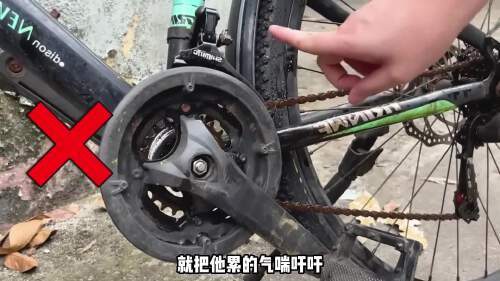 小伙嫌骑自行车太费力,便给加装滑轮马达改为电动,既稳速度还快