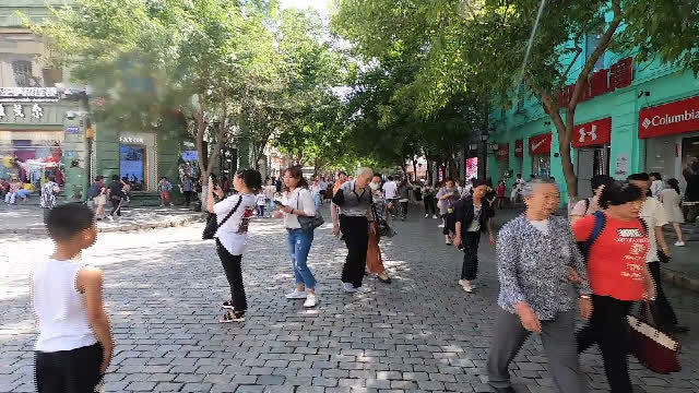 无介绍一分钟带你看哈尔滨中央大街,现场人太多了