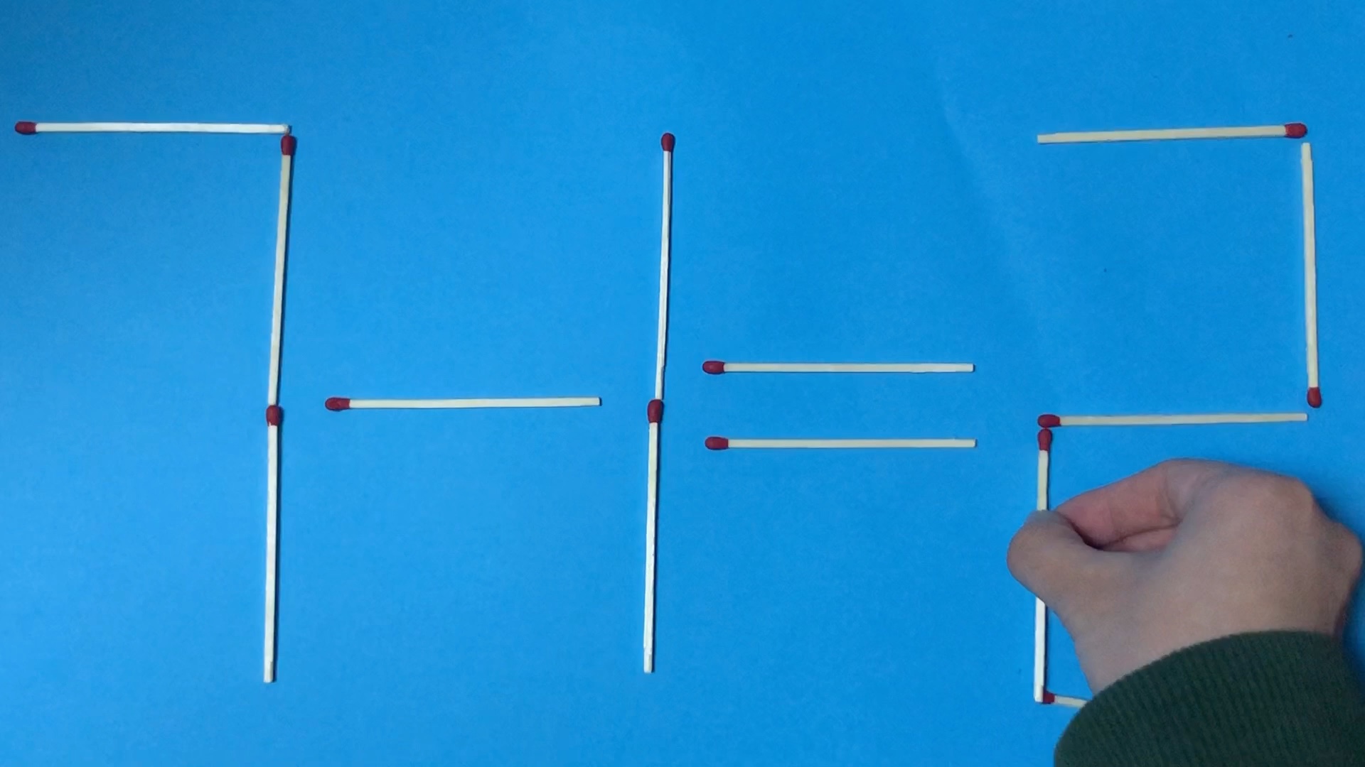 移动一根火柴 使等式成立