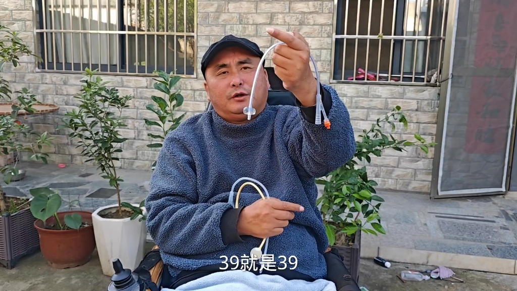 为了更直观的回答网友问的尿路感染问题,阿国买了几种导尿管