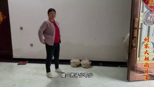 为了生活小伟又踏上了出远门的路,临走最舍不得的面前就是小棉袄