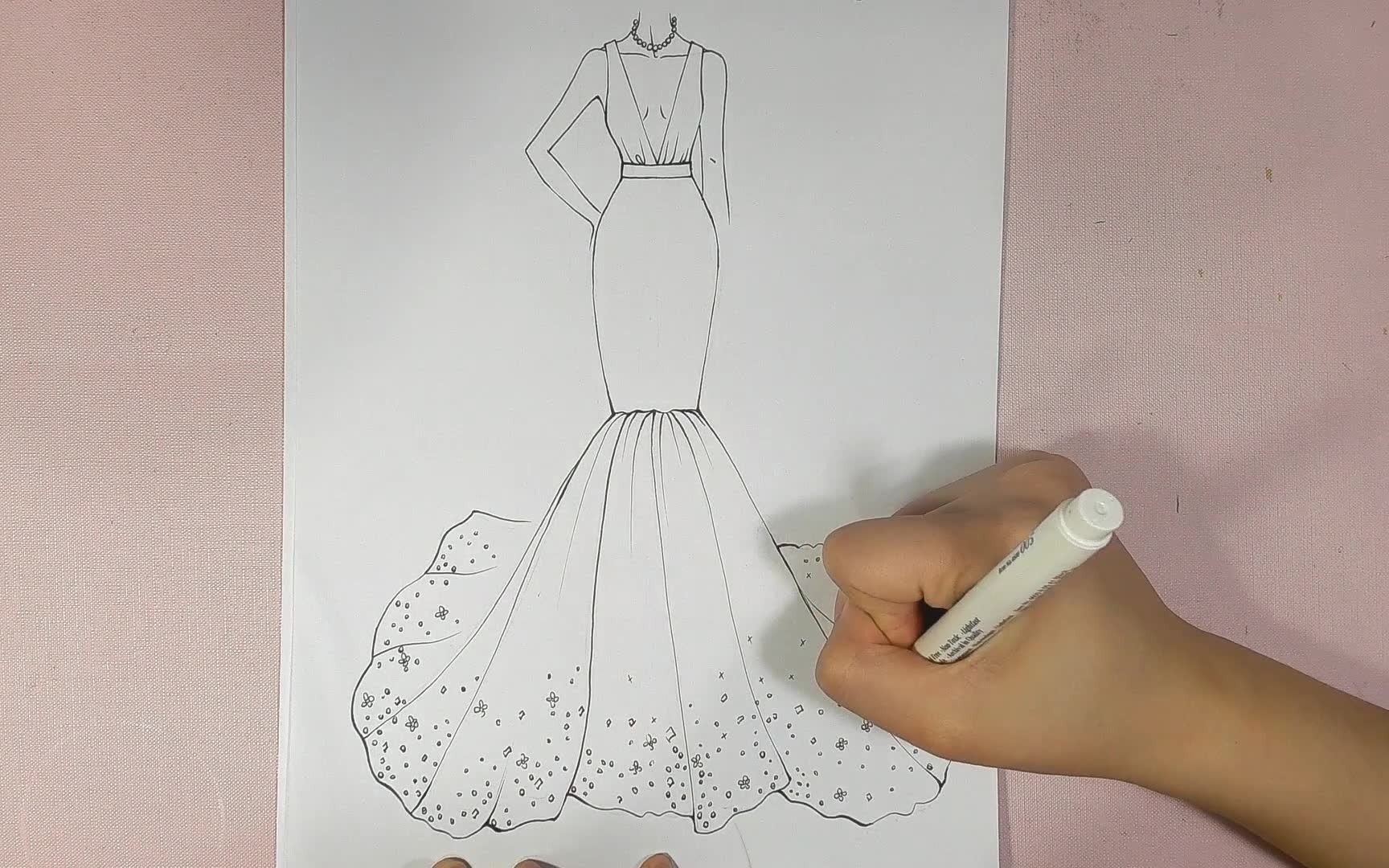 服装设计手绘学习:鱼尾裙时装画勾线
