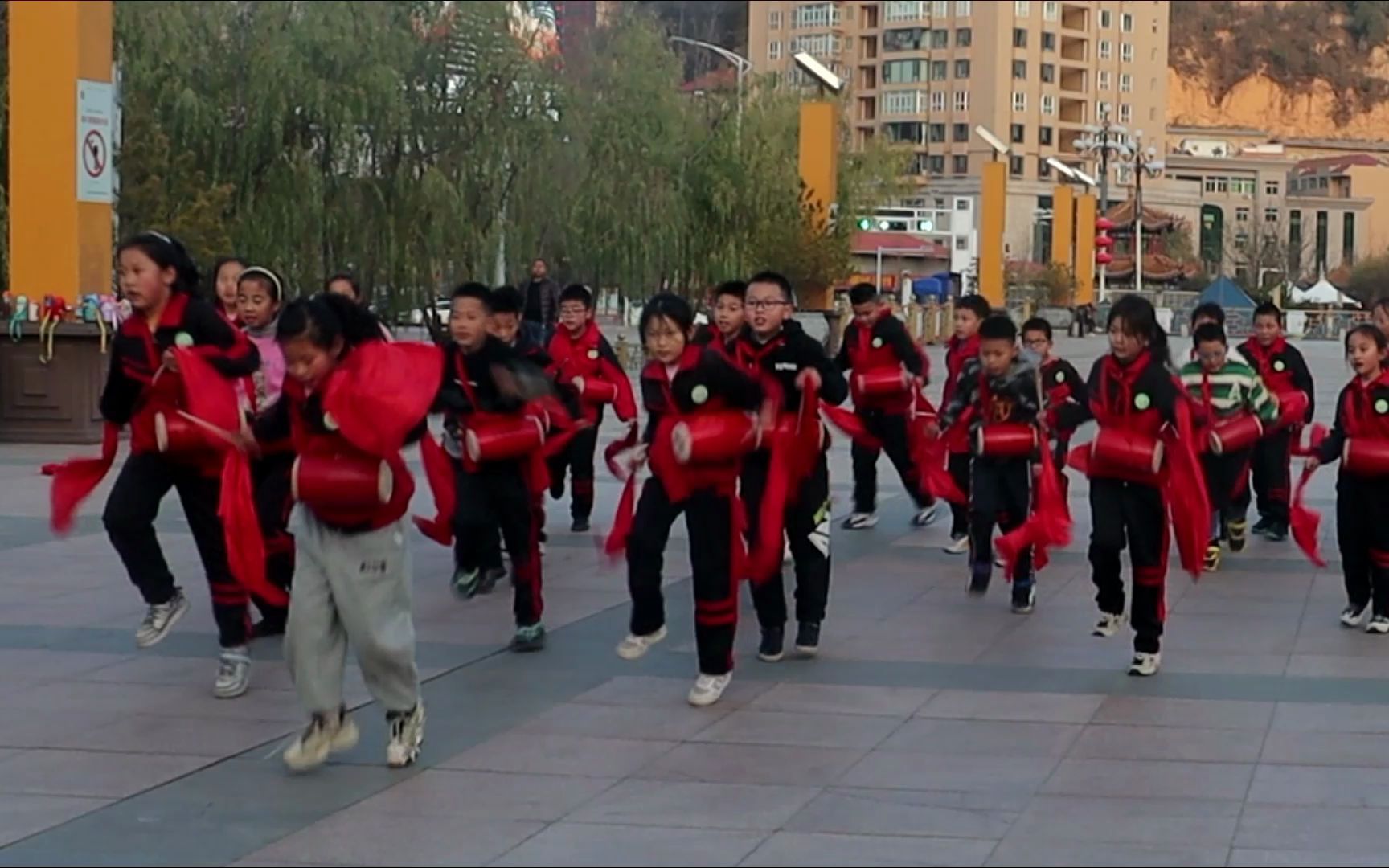安塞腰鼓张海学教学视频,安塞第一小学第五届腰鼓大赛,四年级同学...