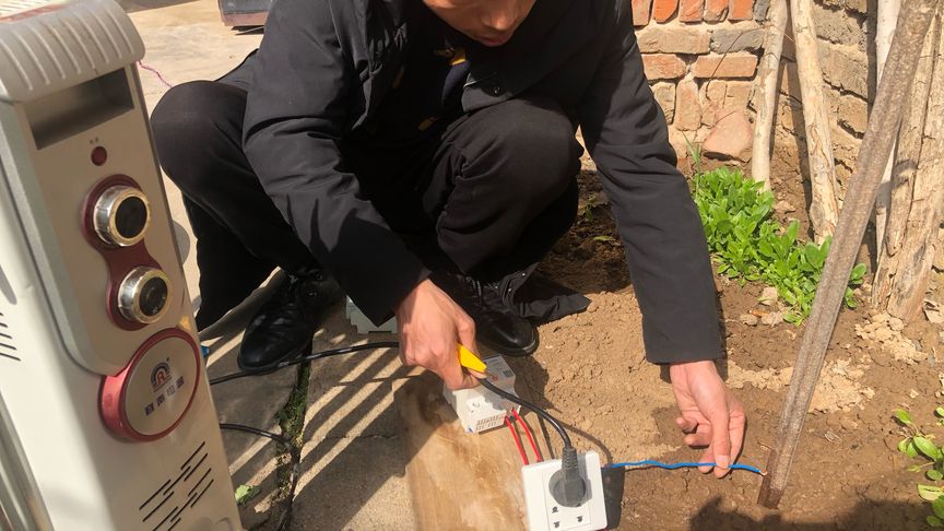 看中国机长老电工感动了,电工技术水平有高低,电工的指责是什么