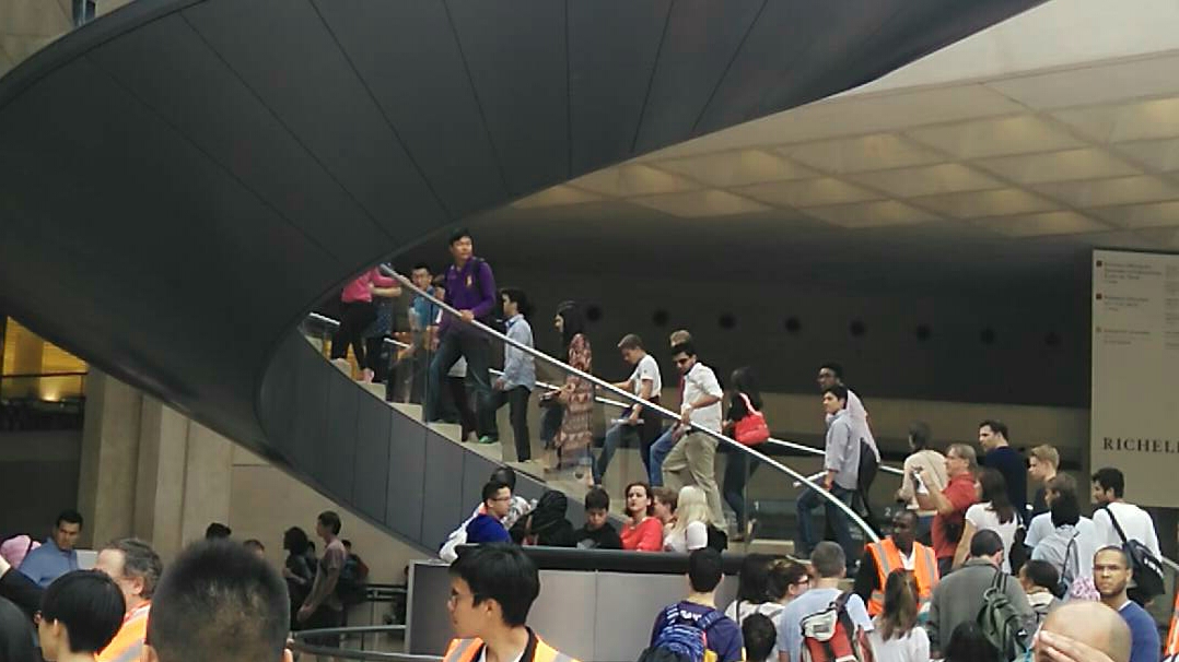 卢浮宫的螺旋楼梯与残疾人升降梯