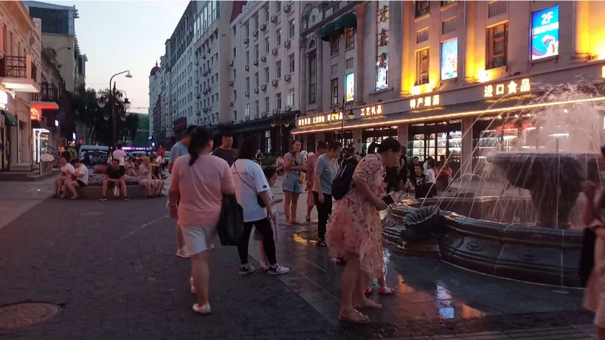 三伏天的哈尔滨中央大街。