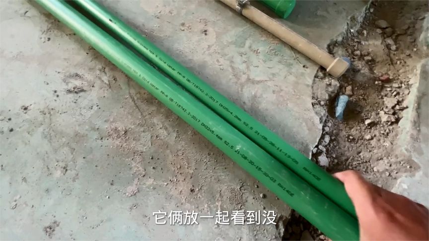 复式楼主水管用32毫米,分水管用25毫米,放在一起粗细差别明显