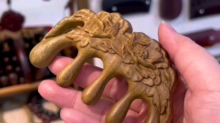 绿檀木经络按摩梳:牡丹花开
