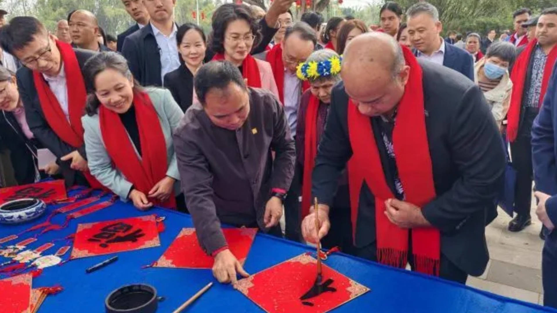 瑙鲁总统,带女儿在祖籍地广东过年:探亲友、写挥春、发红包,祈福、吃...