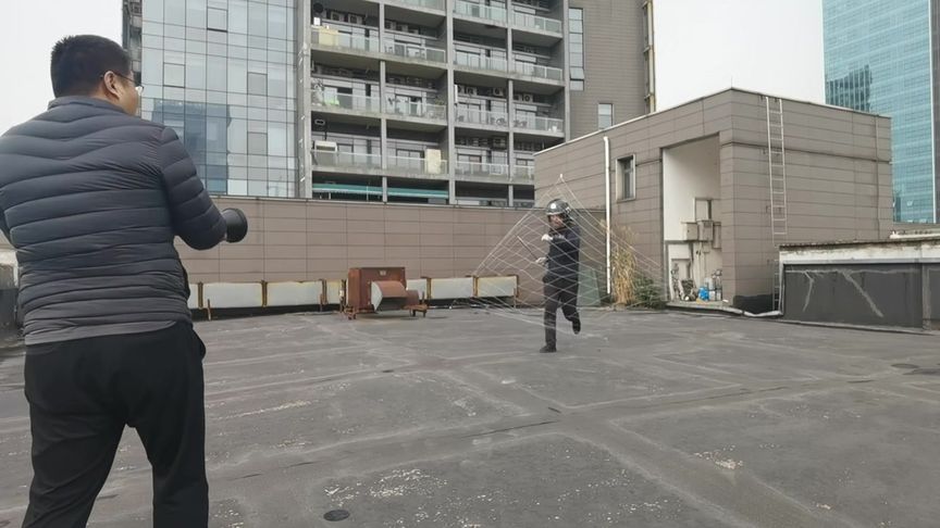警用电磁网枪抓捕测试,两发同时估计效果更好#电磁弹射#网枪