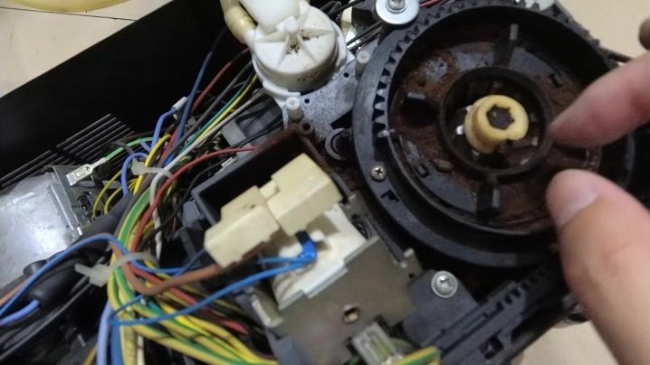 全自动类型咖啡机内部结构原来是这样的,拆机维修顺便给大家看看