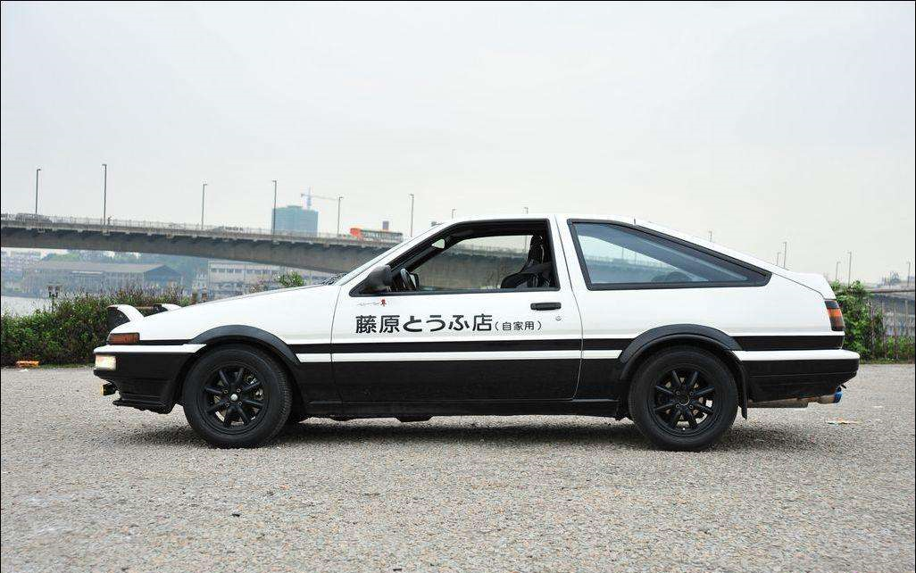 小伙子你那什么车啊? AE86啊 怎样?