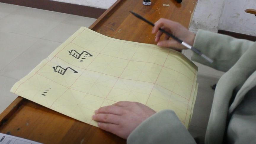 鸟,繁体字里面的长横简化为了四个点,从重到轻的依次来写四个点