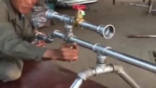 工人业余用钢管做的一把模型,配上姜文的“让子弹飞”,太酷了!