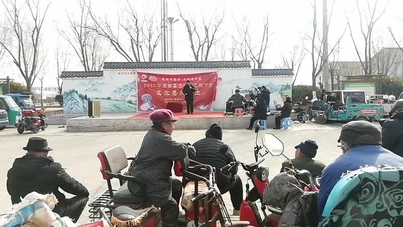 热闹的乡村文化活动,老人们欢聚一堂