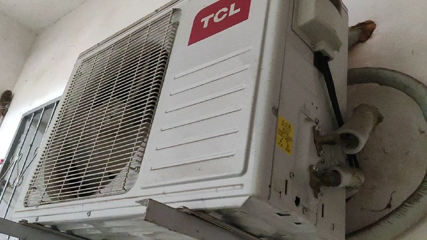 TCL空调电源指示灯亮,按压遥控开机键无反应,入户检修。