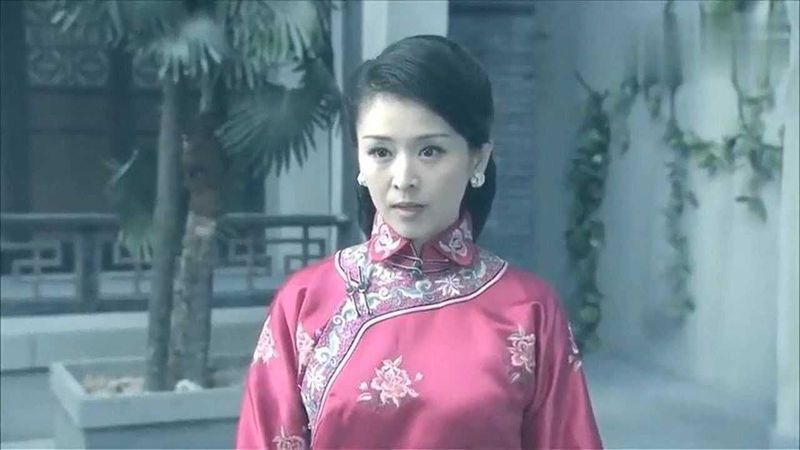 两个美女本来在院子里打架,见到小伙回来后