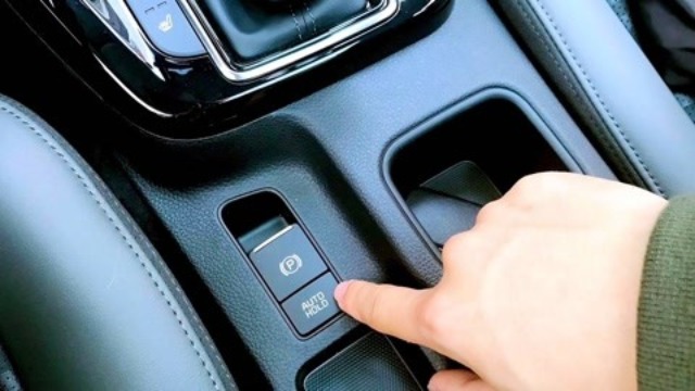 电子手刹正确使用步骤,新手花几分钟学学,以后开车用得上