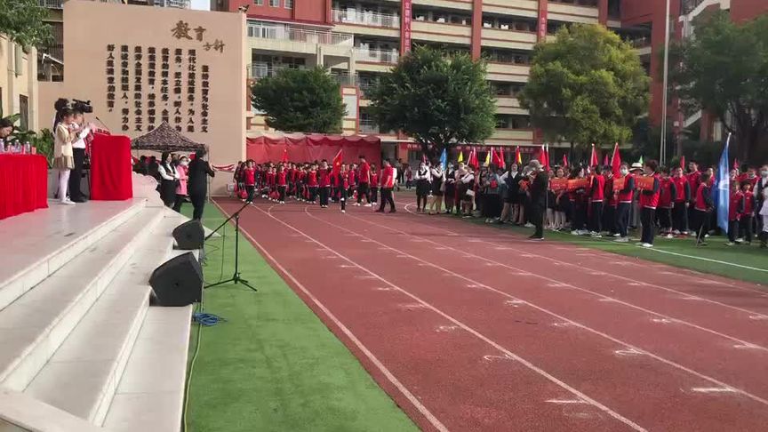 一年一届校运动会表演…